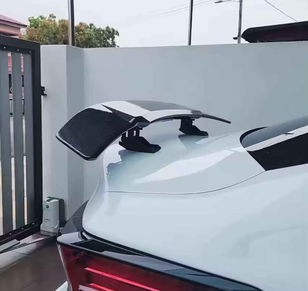 Eleron Electric Carbon cu LED – Sport și Performanță